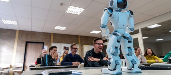 Robot neemt de klas over en stuurt de docent naar huis